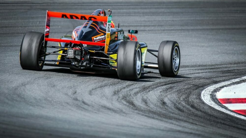 I-way Lyon : parc de simulateurs virtuel de Formule 1 et moto GP et vol ...