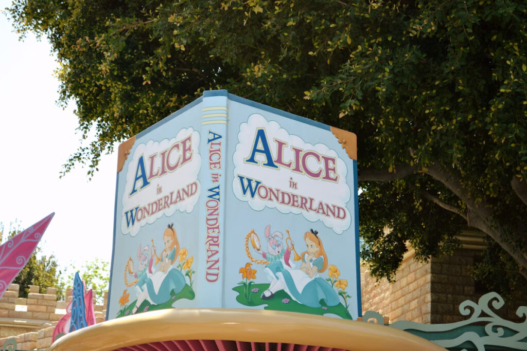 Quel est le nom du lapin blanc dans Alice au Pays des Merveilles